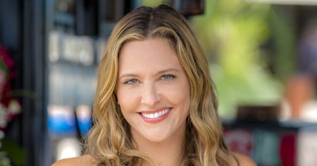 Jill Wagner on the Challenges of Filming Hallmark's "Pearl in Paradise ...